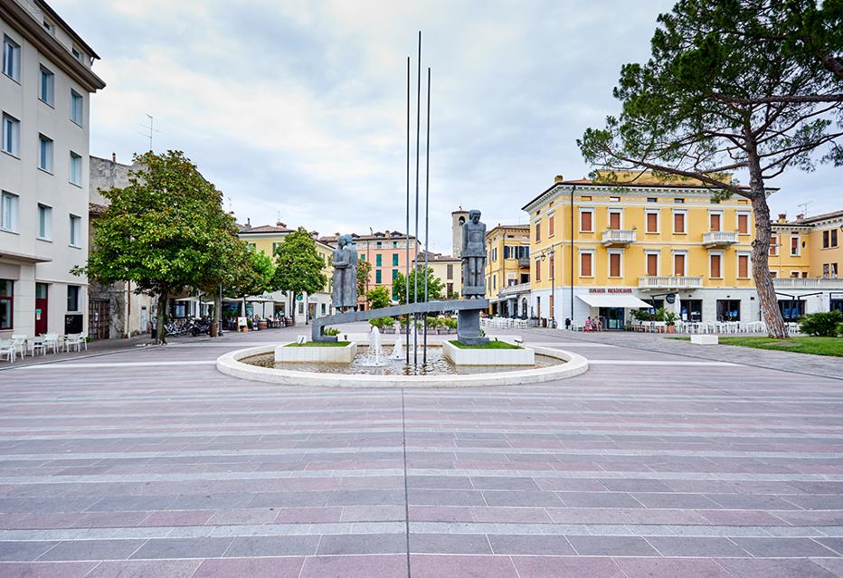 Piazza Cappelletti Piazza / Cortile / Porticato / Strada