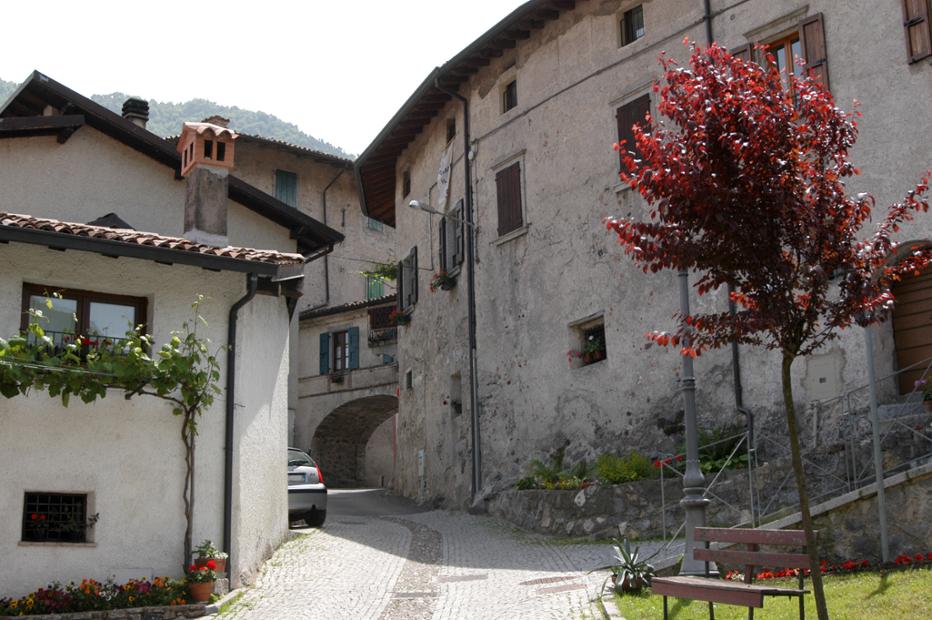 Alta Via dei Forti a Borgo di Lemprato e Castel Antico da undefined al ...