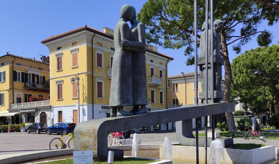 Piazza Cappelletti Piazza / Cortile / Porticato / Strada