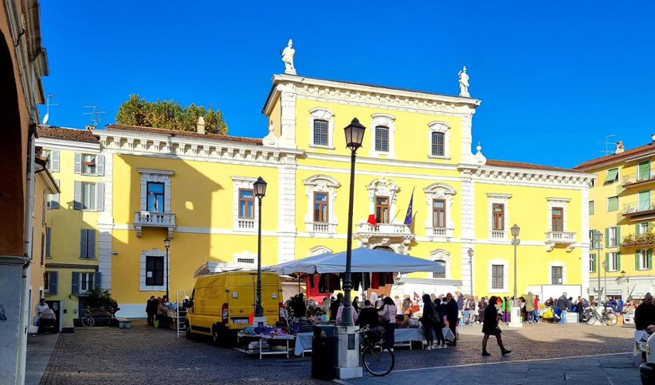 Piazza del Mercato Piazza / Cortile / Porticato / Strada